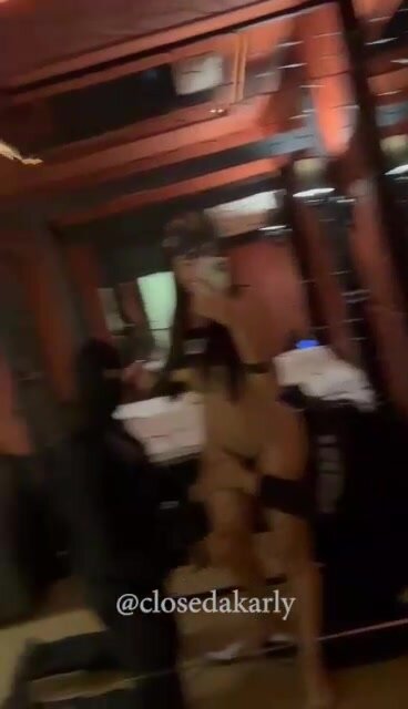 Karlyane Com Dois Homens Passando A Mão Em Sua Buceta E Seus Peitos
