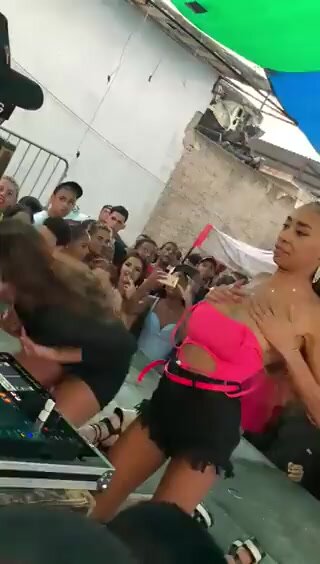 Putinhas Mostrando Os Peitos Para O Dj No Baile De Favela Do Rio De