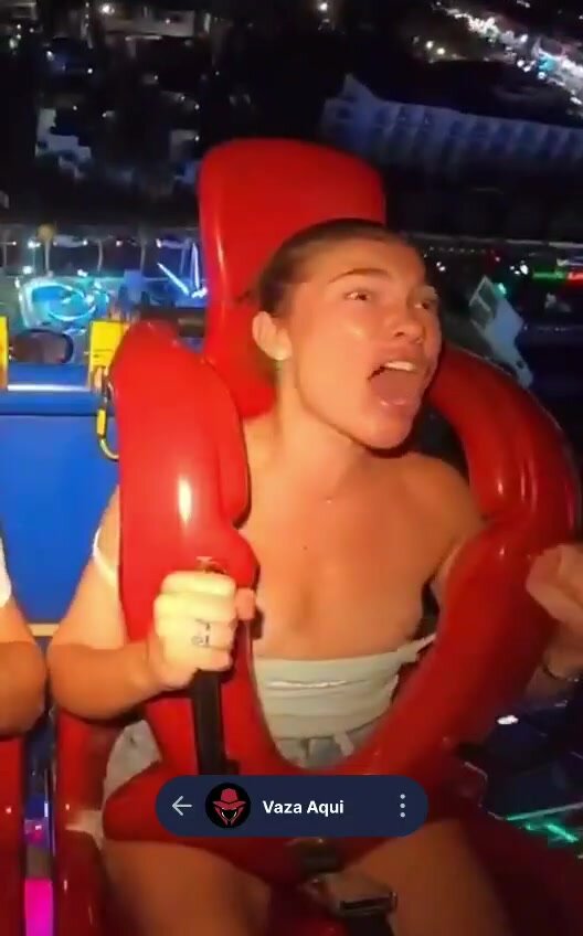 Blonde Paying Titty On The Amusement Park Toy Cnn Amador