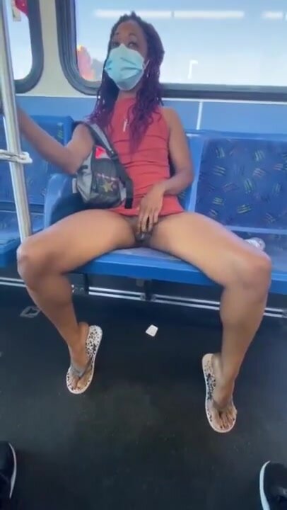 Pantyless Woman On The Subway Showing Off Her Pussy Cnn Amador